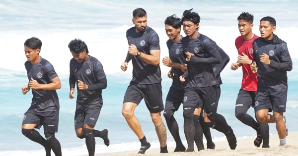 Arema FC Latihan Fisik Di Pantai Manfaatkan Jeda BRI Liga 1